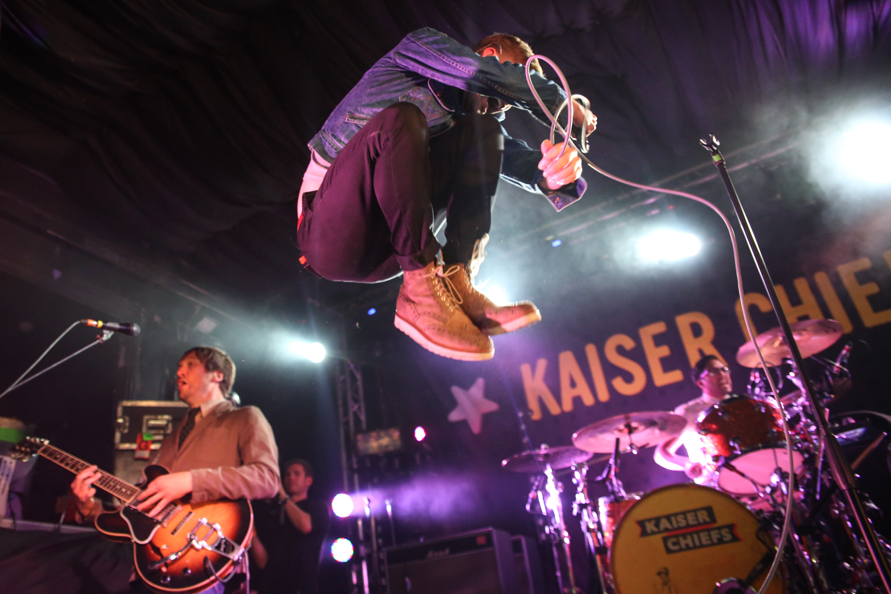 KAISER CHIEFS : NEVER MISS A BEAT [SONGS OF CHILDHOOD NOSTALGIA] - OANNES